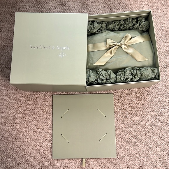 Van Cleef & Arpels | Other | Van Cleef And Arpels Empty Large Gift Box ...